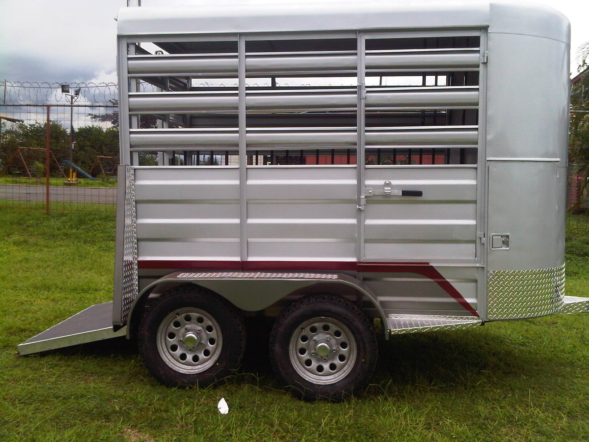 Trailer para caballos - Carrocerías y Remolques El Veloz