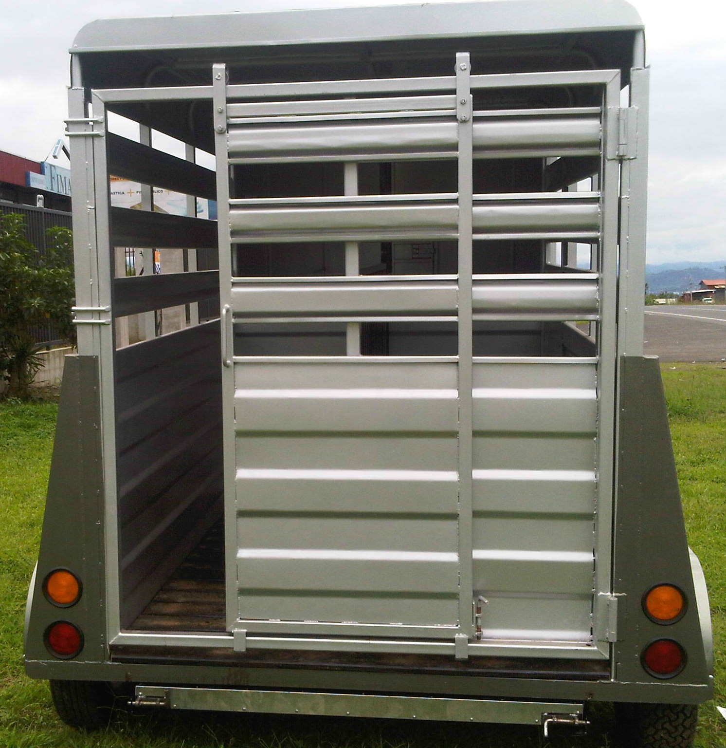 Trailer para caballos - Carrocerías y Remolques El Veloz